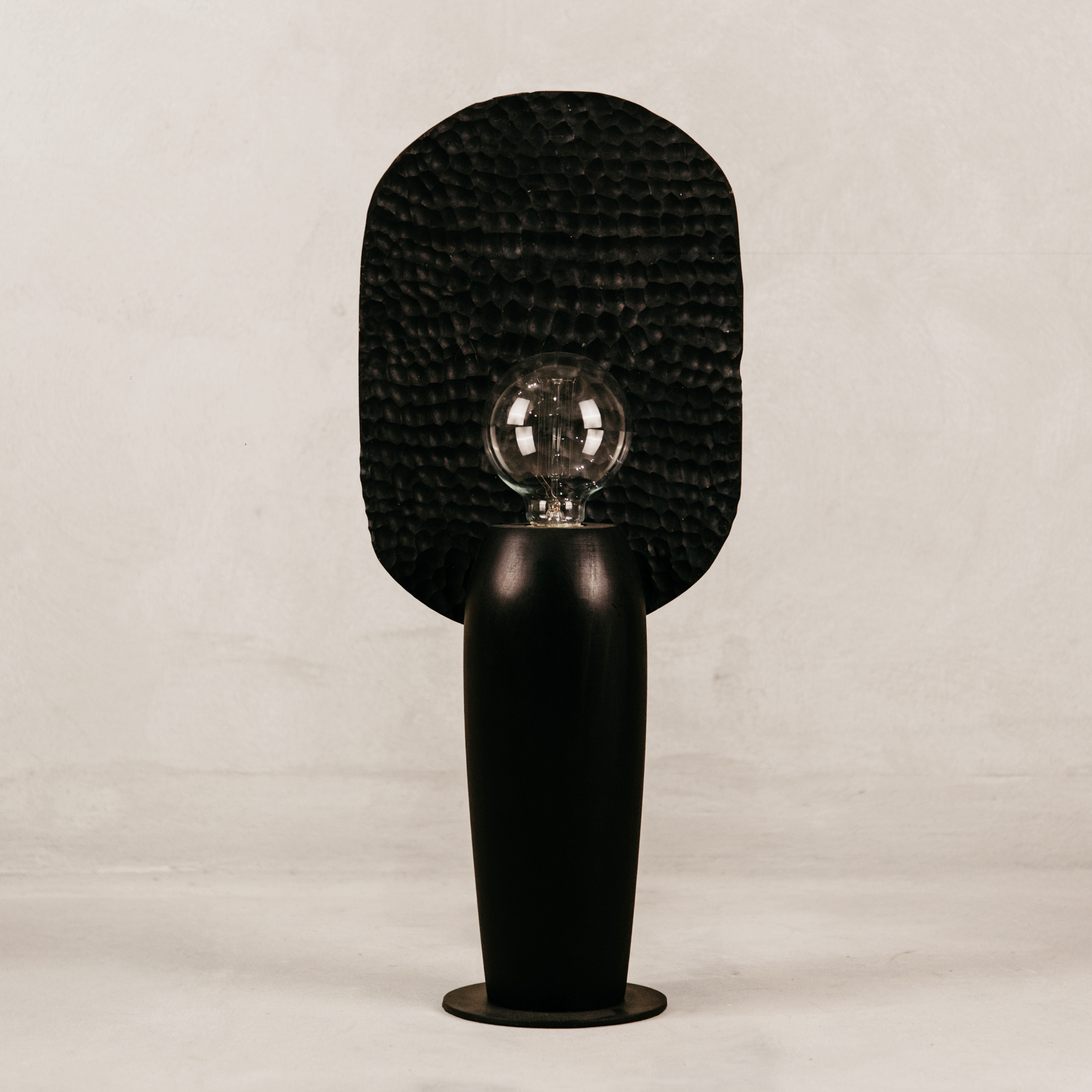 Nambiti Chiselled Table Lamp – Black – Noha